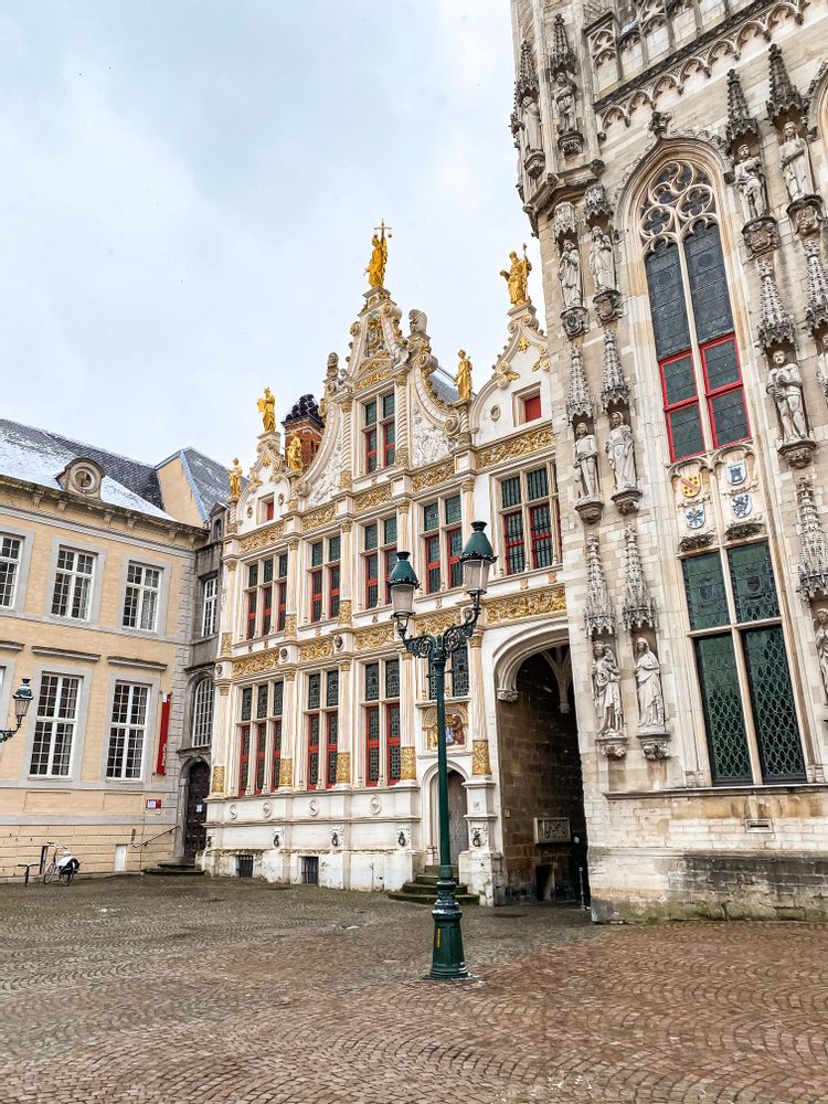 Visit Burg Square in Bruges | Live the World