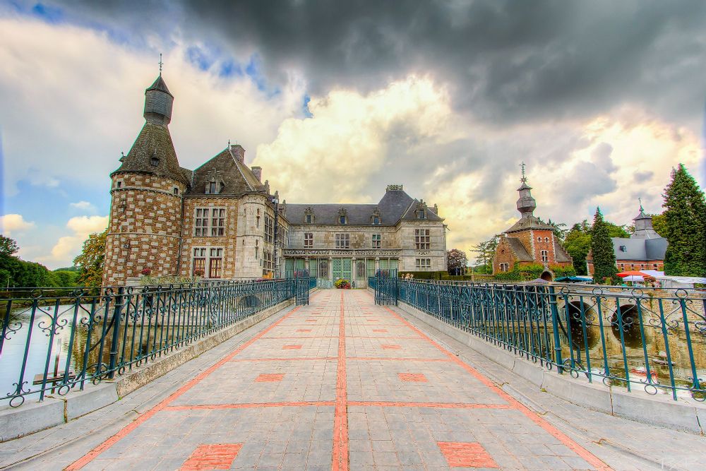 Visit Jehay-Bodegnée Castle (Château de Jehay) in Amay | Live the World