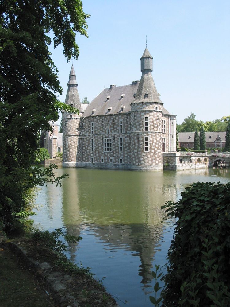Visit Jehay-Bodegnée Castle (Château de Jehay) in Amay | Live the World