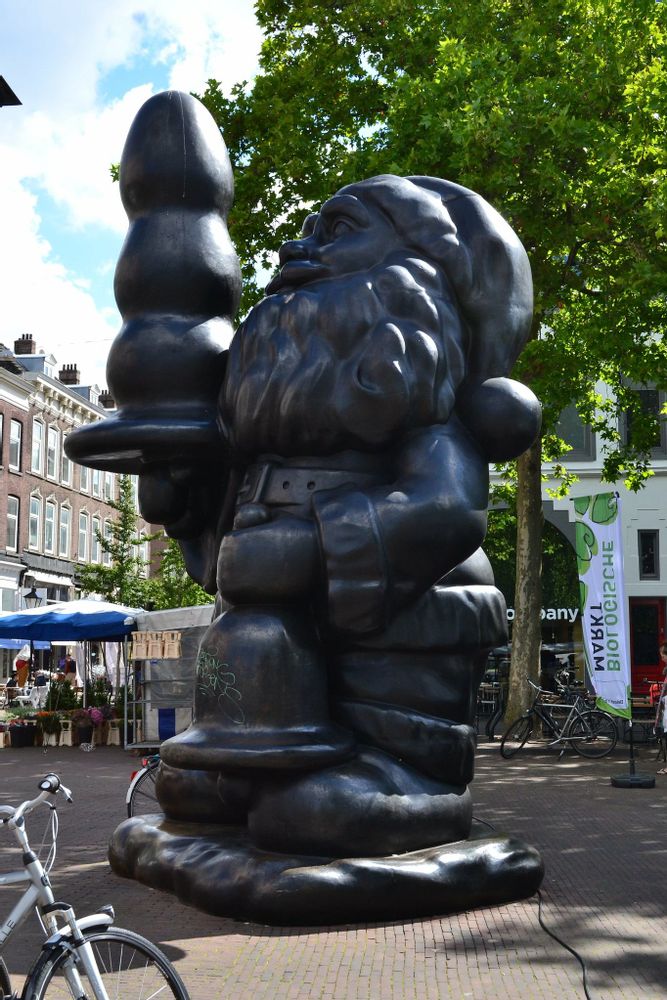 Visit Paul McCarthy’s Santa Claus in Rotterdam | Live the World