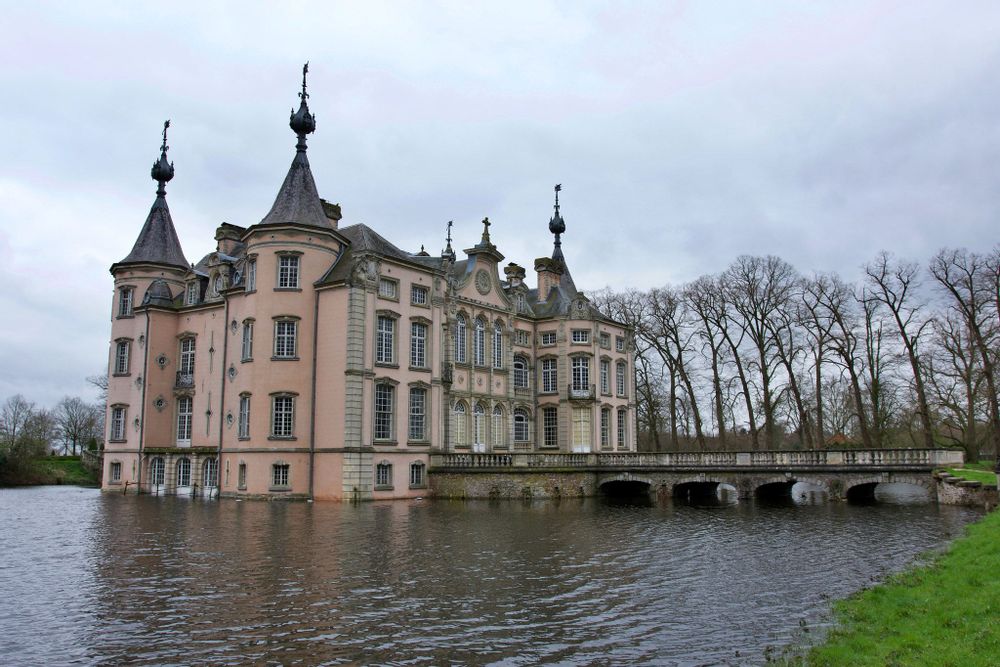 Visit Poeke Castle (Kasteel van Poeke) in Poeke | Live the World